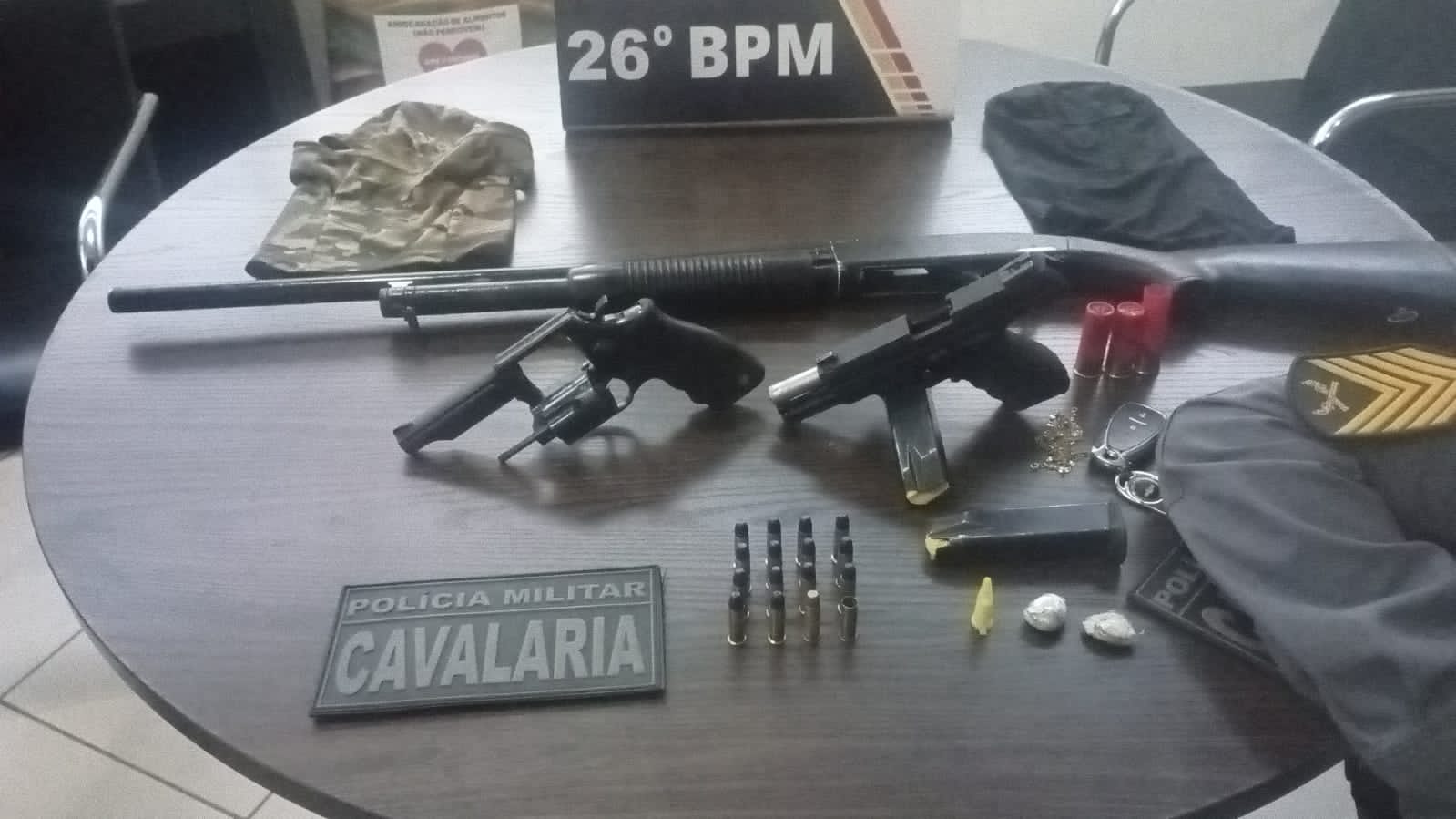 PM resgata homem mantido refém e detém quatro suspeitos do crime - R9 NEWS PM resgata homem mantido refém e detém quatro suspeitos do crime - R9 NEWS